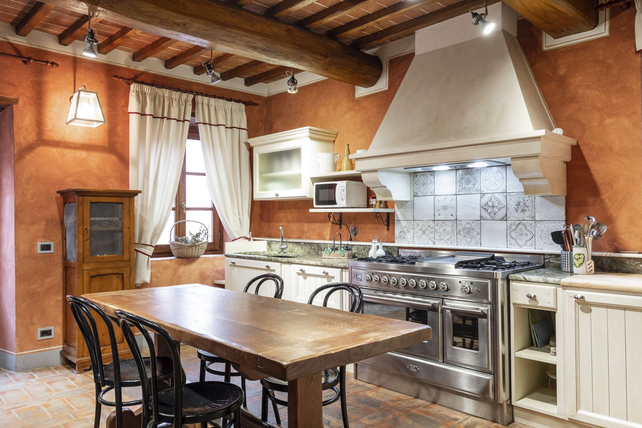 Casa Rossa - Agriturismo Tenuta di Rota a Reggello - Leccio (Firenze)